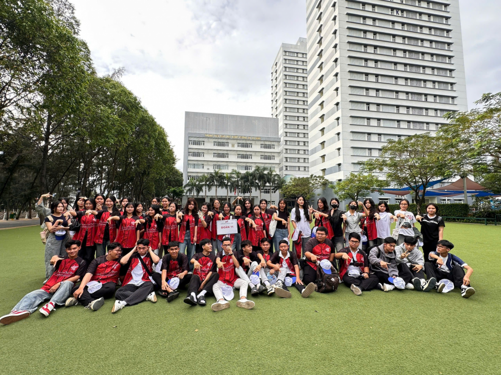 Welcoming more than 500 students from Thanh Binh High School, Dong Nai province to participate ...